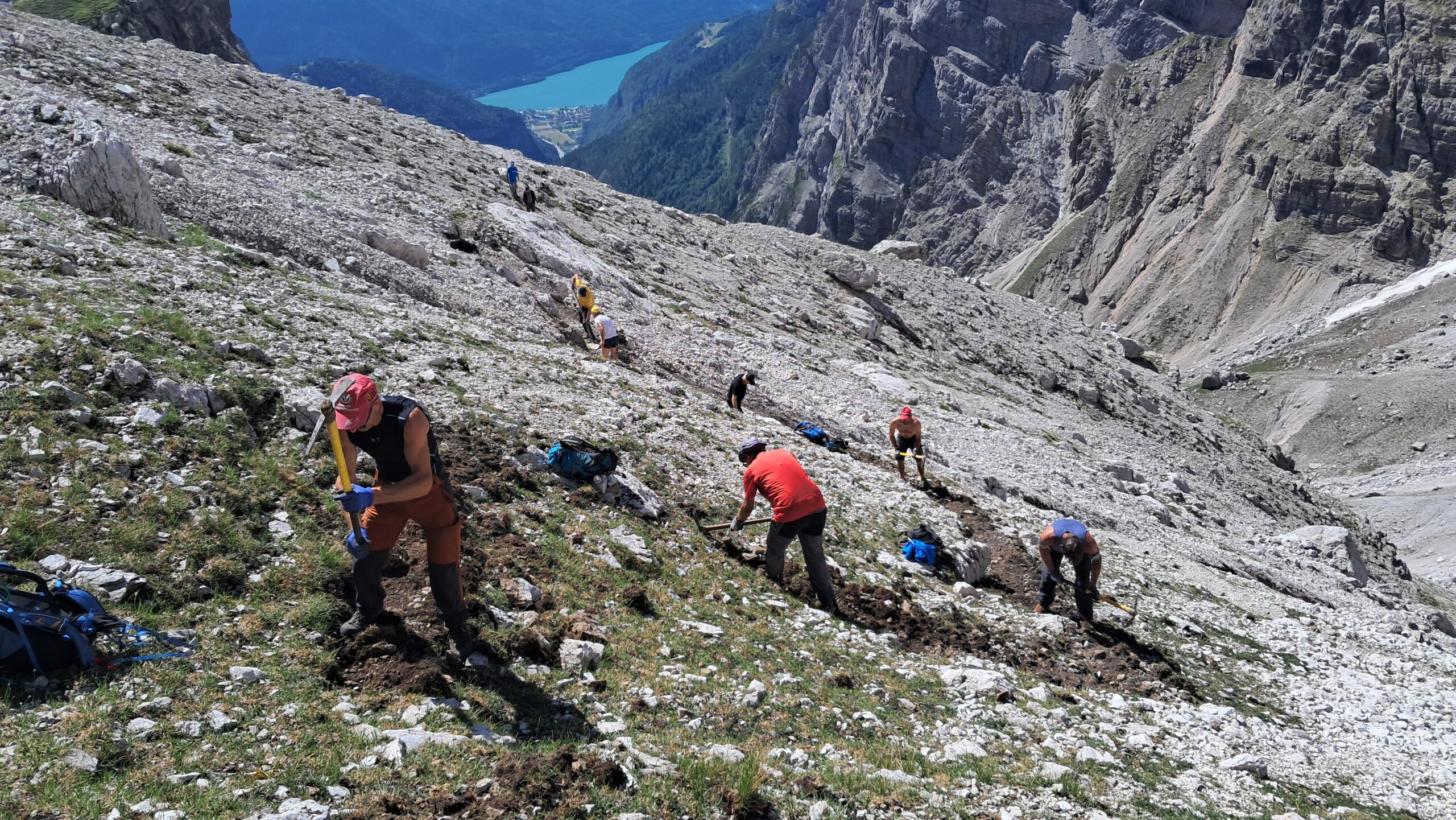 GIS e Sezioni: un impegno condiviso per la manutenzione dei sentieri ...